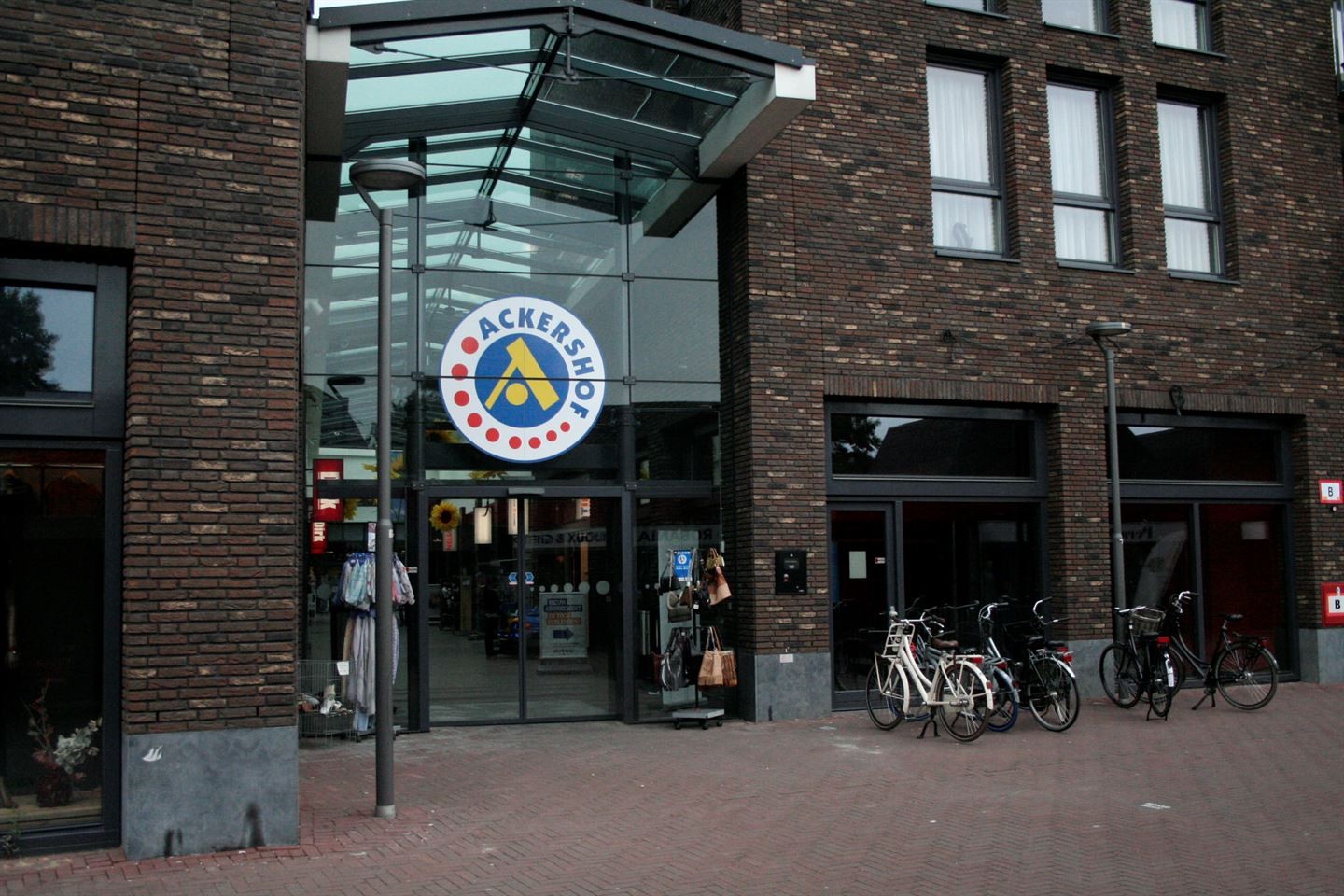 Emmapark 106 Pijnacker - Winkel huren